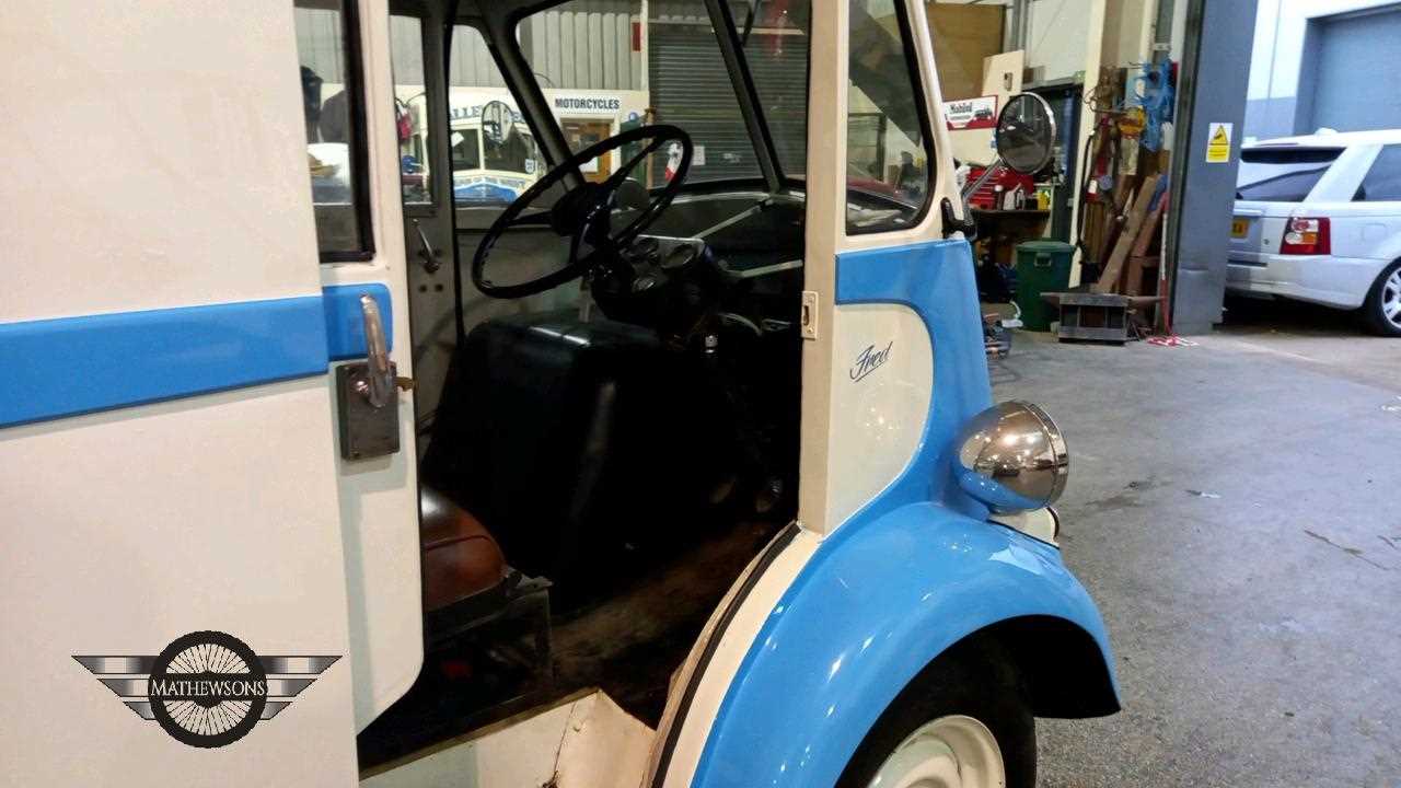 Lot 250 - circa 1957 MORRIS J TYPE VAN