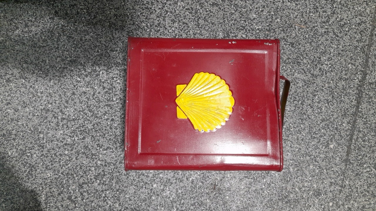 Lot 623 - 2 GALLON MAROON AND YELLOW SHELL CAN