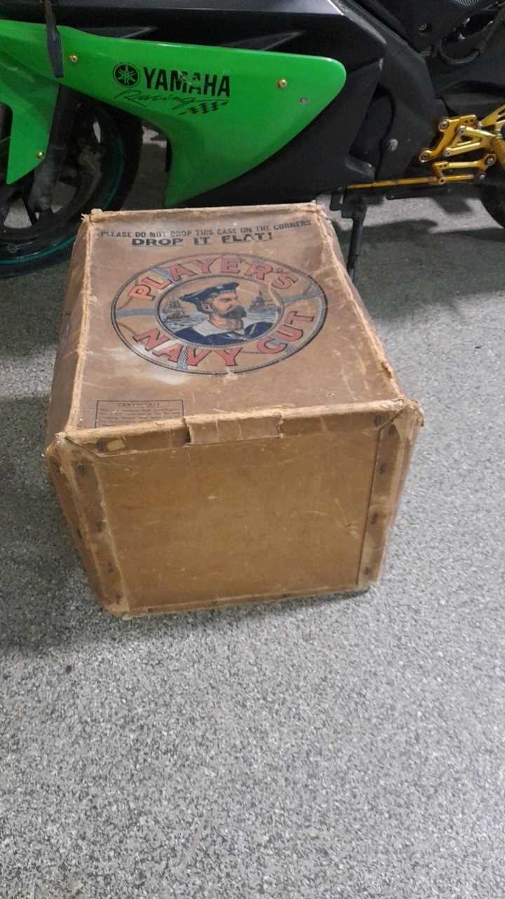 Lot 221 - LARGE PLAYERS NAVY CUT BOX AND MR JJ FENWICK