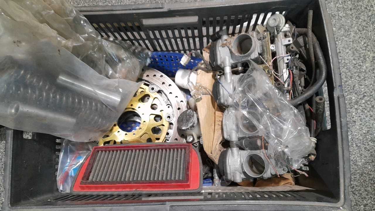 Lot 659 - YAMAHA R1 1998-2001 PARTS