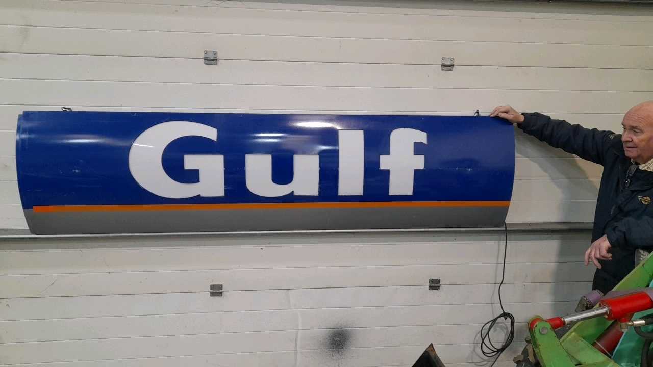 Lot 327 - LARGE GULF ILLUMINATED SIGN