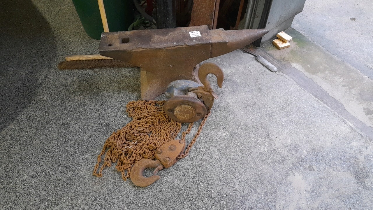 Lot 255 - FULL SIZE ANVIL AND 5 TON BLOCK AND TACKLE